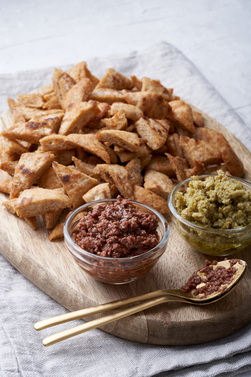 Pitta Bread Crisps with Olive Tapenade recipe | HotCooking