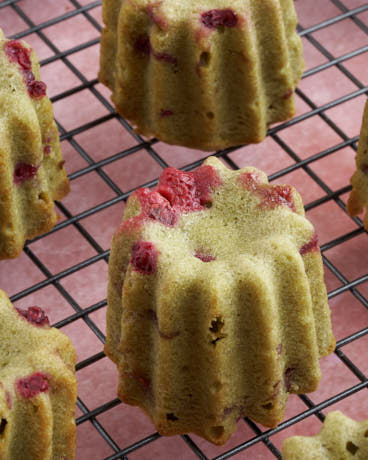 Matcha Cakes with Raspberries recipe | HotCooking